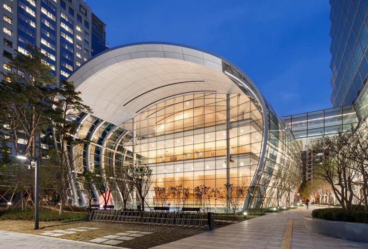 160 Front Street West